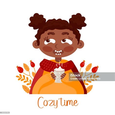 아늑한 시간 오렌지 스웨터와 레드 스카프를 입은 아프리카 계 미국인 소녀는 마시멜로와 함께 핫 초콜릿을 마 십니다 가을 단풍과 열매 따뜻한 옷 포스터 엽서 배너 직물 인쇄