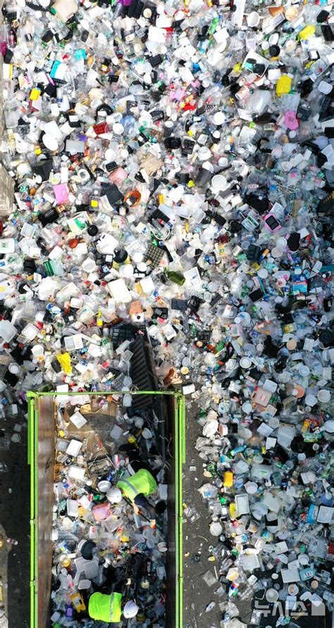플라스틱 폐기물 처리중 네이트 뉴스