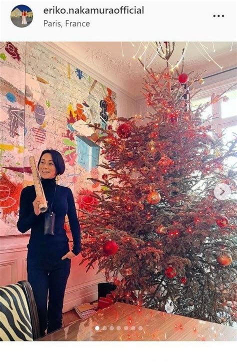 中村江里子 パリの自宅の天井に届くツリー、美しい暖炉、アートな壁「素敵が溢れてる」「素敵すぎ」芸能デイリースポーツ Online