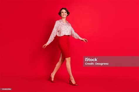 밝은 빨간 색 배경에 고립 된 걷는 사랑스러운 날씬한 갈색 머리 소녀의 전체 길이 의 몸 크기 보기 갈색 머리에 대한 스톡 사진 및 기타 이미지 Istock
