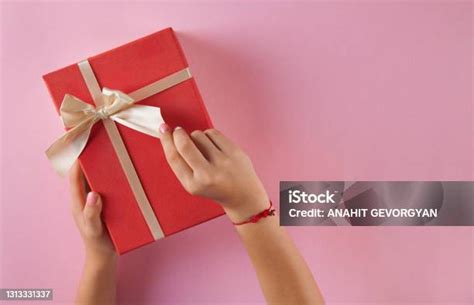 고립 된 분홍색 배경에 선물 상자 직사각형 선물 상자 여자의 손이 상자를 잡았다 계절에 대한 스톡 사진 및 기타 이미지 계절 놀라움 사람들 Istock
