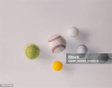 카피 스페이스 컨셉 스포츠볼이 있는 흰색 배경의 야구 테니스 탁구 프론니와 골프 등 다양한 스포츠를 위한 다양한 공 가죽에 대한 스톡 사진 및 기타 이미지 Istock