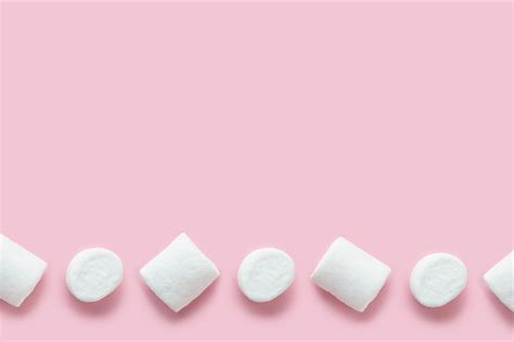 밝은 분홍색 테이블 배경에 흰색 마시멜로 패턴의 행이 있습니다 파스텔 칼라 0명에 대한 스톡 사진 및 기타 이미지 0명 달콤한 음식 디자인 Istock