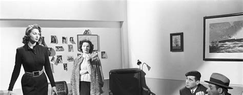 عکس؛ سفر در زمان؛ سوفیا لورن در جوانی و در حال تست لباس در جنوا؛ سال 1330