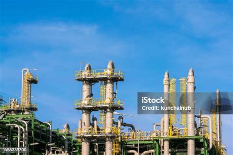 석유 및 가스 탱크 증류 반응기 컬럼 화학 정제 산업 석유 화학 사업에서 운송 네트워크 생태계 에너지 개념을위한 파이프 라인 및 저장 탱크 석유에 대한 스톡 사진 및 기타