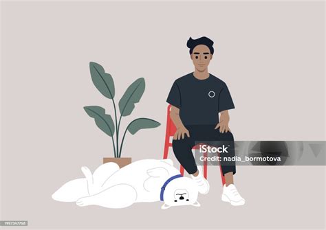 자신감 넘치고 잘생긴 젊은 남성 캐릭터가 빨간 의자에 앉아 있고 푹신푹신한 사모예드 개가 그의 발치에 느긋하게 뻗어 있는데 주인과 그의 만족한 개 사이의 교제입니다 개에