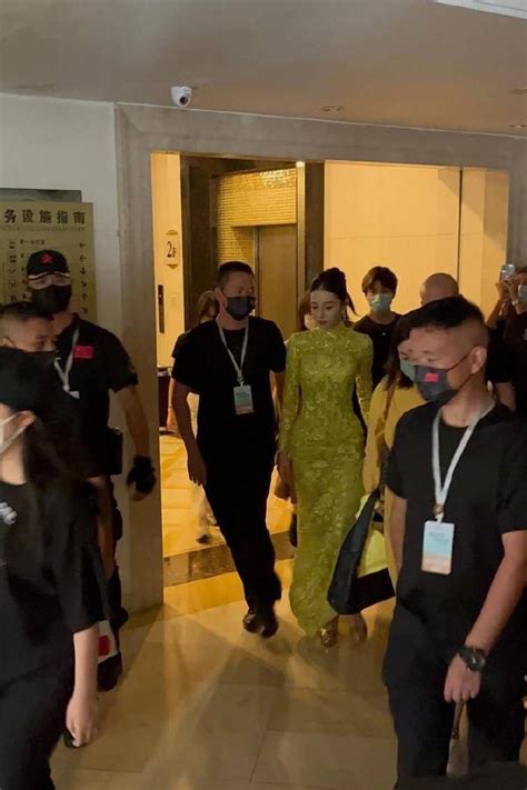 迪丽热巴穿金色露背旗袍拍大片 身材丰腴仪态优雅 搜狐大视野 搜狐新闻