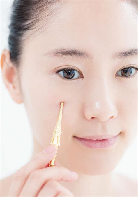 “刺さない美容鍼”でたるみスッキリ 数分のセルフケアで小顔になれる訳 Aera Dot アエラドット
