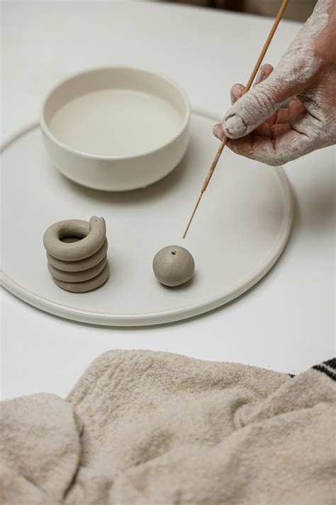 가족 공예 기술 나체 남자 노인 도공 도기 만지다 보울 사람 사랑 세라믹 스튜디오 손 수제 실내 여성 예술 예술과 공예 워크숍 점토