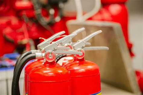 소화기 및 소방 호스를 검사 화재 발생 시 사용할 준비 안전 제1 개념 0명에 대한 스톡 사진 및 기타 이미지 0명 건물