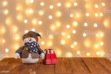 크리스마스 트리 시계 썰매 눈사람 촛불 나무 배경과 조명 배경에 선물 0명에 대한 스톡 사진 및 기타 이미지 0명 12월 1월 Istock