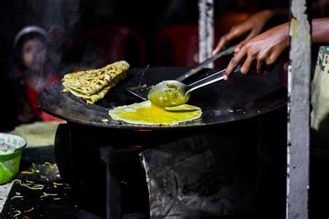 뜨거운 프라이팬에 계란 롤의 기름 및 Paratha과 샐러드 만들기 중국 요리에 대한 스톡 사진 및 기타 이미지 중국 요리