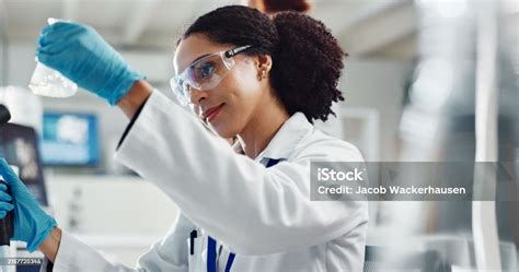유리 비커 고글 및 의학 연구 연구 또는 실험을 위한 실험실의 여성 과학자 콘테이너 약제 혁신을 위한 화학 액체를 가진 직업적인 여성 사람 30 34세에 대한 스톡 사진 및