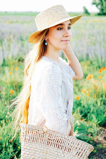 바람에 머리 날 려 리넨 죄수 복 모자와 짠된 바구니를 입고 양 귀 비의 분야에서 웃 고 행복 한 젊은 금발 여자 걷기에 대한 스톡 사진 및 기타 이미지 Istock