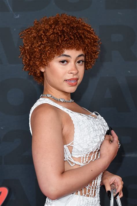 ダイナミックなボディで魅了！最注目の新世代ラッパー、アイス・スパイスの過激ファッション70連発｜ハーパーズ バザー（harpers