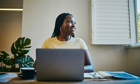 노트북 사고 흑인 여성이 컴퓨터를 계획하고 아이디어를 입력하고 스타트업 성공을 위한 미소를 짓고 있다 목표 사명 및 비즈니스 담당자는 블로그 영감 웹 사이트 및 이메일