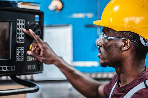 마이크로 일렉트로닉스의 아프리카 공학 현대 공장에서 전자 하이테크 부품의 생산 및 조립 노동자 보안에 대한 스톡 사진 및 기타 이미지 Istock