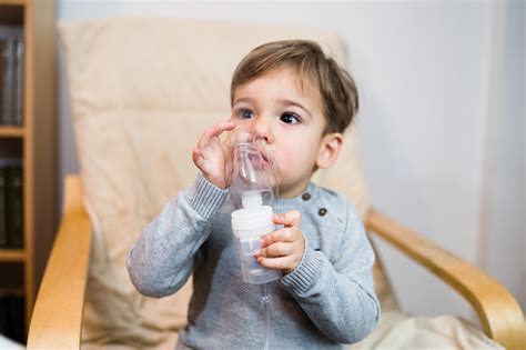 집에서 흡입 증기 흡입기 분무기 마스크를 사용 하 여 어린 소년 의료 절차 증기 약물 치료 천식 폐 렴 기관지염 기침 가정