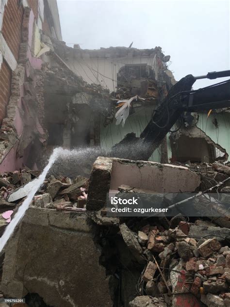 건물 철거 굴삭기 건물의 파괴 사진 집 유적 재건 벽돌과 금속 버려진 호텔 중장비 건설 장비 유압 굴삭기 불도저 개발에 대한