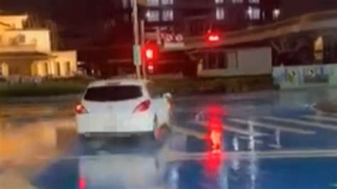 男撞多元計程車肇逃 運將控倒車再撞1次才離開 東森最即時最快速新聞