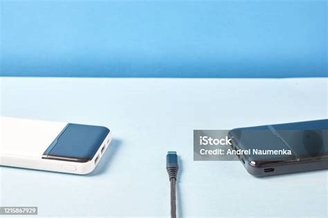모바일 장치를 충전하기위한 파워 뱅크 케이블이 있는 흰색 및 검은색 스마트폰 충전기 0명에 대한 스톡 사진 및 기타 이미지 0명 Usb 케이블 개념 Istock