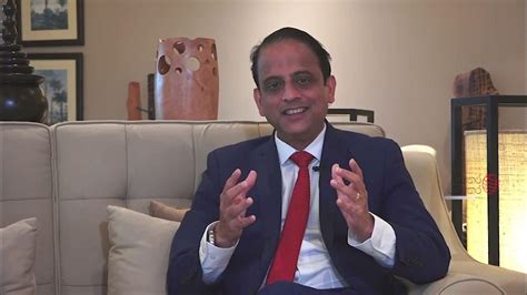 නව වසරට සුභ පතමින් නව වසරේ අලුත් බලාපොරොත්තු පිළිබඳව ලංකා බැංකු වේ සභාපති තුමා සමග කෙරෙන කතාබහ