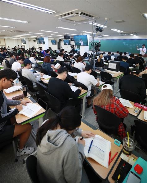 취업시장 작년보다 어렵다…대학생 5명 중 1명 공시촌으로 한국경제