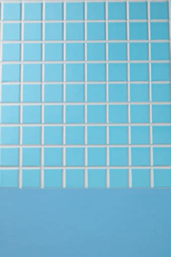 파란색 베이스와 깨끗하고 미니멀한 정사각형 타일이 있는 밝은 청록색 모자이크 벽 은은한 조명과 중앙 공간은 화장품 위생 또는 웰빙 제품의 모형에 적합합니다 0명에 대한 스톡