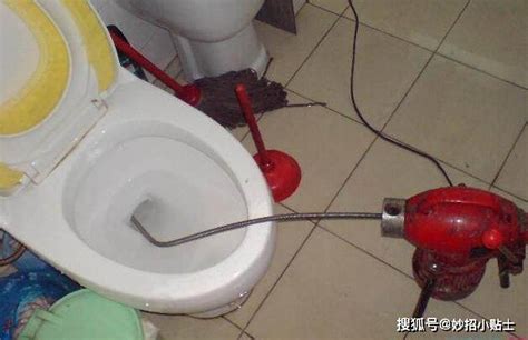 厕所堵了怎么办？4个简易疏通法轻松搞定，自己动手，少花冤枉钱