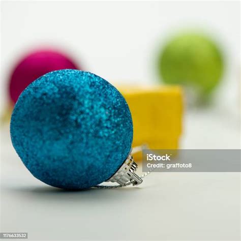 밝은 배경에 녹색 파란색 보라색 색상 크리스마스 장난감과 황금 선물 상자의 축제 공 0명에 대한 스톡 사진 및 기타 이미지 0명 겨울 공예 Istock