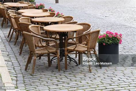 아늑한 거리 레스토랑입니다 거리에 테이블과의 자가 있습니다 Brasserie에 대한 스톡 사진 및 기타 이미지 Brasserie 거리 건물 정면 Istock