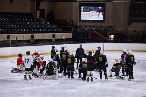 하키 팀 스포츠 훈련 및 전략 대화 코치 팀워크 및 대조와 함께 아이스 링크에서의 형성 및 게임 계획 아이스 하키 남자 및 운동 후 코칭 및 얼음 위의 스포츠 운동 하키에
