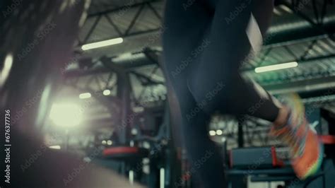 Vídeo Do Stock The Athlete Trains On A Treadmill A Girl In The Gym