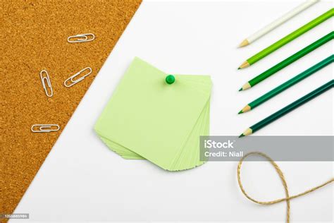 펜 연필 메모장 노트북 스테이플러 스테이플러 클리퍼 종이 클립 홀더 클립 보드 테이블 위에 배치 여러 모듬 컬렉션 사무실 문구 사진 0명에 대한 스톡 사진 및 기타 이미지