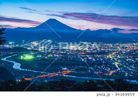 静岡県三島市周辺の街並みと富士山 トワイライト夜景の写真素材 94369959 PIXTA