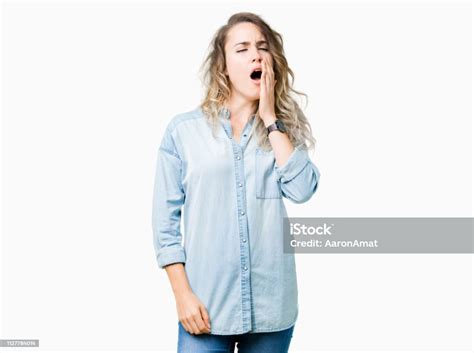 아름 다운 젊은 금발 여자 위에 고립 된 배경 지 루 하이 천막 피곤 손으로 입을 덮고 불안 하 고 졸음 가리기에 대한 스톡 사진 및 기타 이미지 Istock