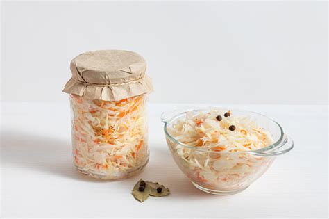 수제 소금에 절인 양배추 발효 식품 나무 흰색 배경에 포크와 유리 항아리와 그릇에 당근 소금에 절인 양배추 건강한 생활방식에