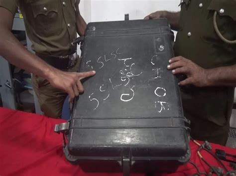 රිපිටර් වර්ගයේ අධි බලති සන්නිවේදන උපකරණ කට්ටලයක් කැලිකසල ගොඩකින් හමු