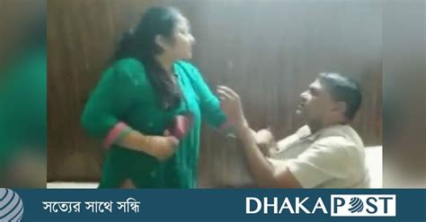 প্রেমিকার সঙ্গে অন্তরঙ্গ স্বামী হাতেনাতে ধরে জুতাপেটা স্ত্রীর