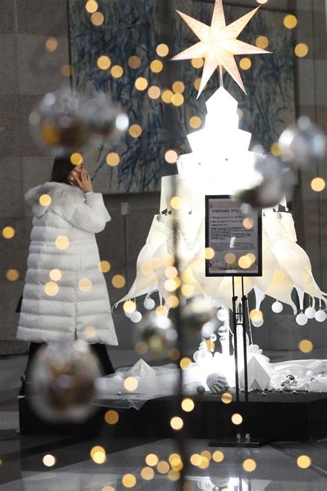 [광화문갤러리] 크리스마스 이브 전세계 트리 다 모아봤다 아주경제