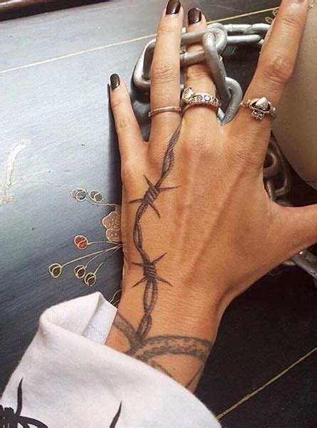 ۶۰ طرح تاتو سیم خاردار نماد و معنی خالکوبی سیم خاردار رز سرخ