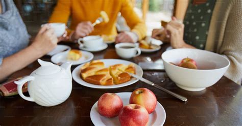 디저트가있는 티 파티 찻 주전자 달콤한 파이 및 사과가있는 나무 테이블 클로즈업 함께 아침 식사를하는 친구들 사진 Unsplash의 음식 이미지