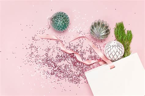 플랫 누워 톱 뷰 화이트 선물 가방 홀로그램 반짝이 색종이 빈티지 크리스마스 새해 공 핑크 배경에 녹색 소나무 가지 인사말 카드 축제 휴일 장식 축하 0명에 대한 스톡 사진