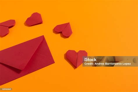 노란 배경에 사랑에 빠진 커플을 위한 발렌타인 데이를 축하하기 위해 컬러 종이로 만든 종이 접기 하트 2월에 대한 스톡 사진 및 기타 이미지 Istock