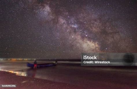 화려한 별이 빛나는 하늘 아래 푸른 보트 옆에 서 있는 소년과 함께 아름다운 야경 남성에 대한 스톡 사진 및 기타 이미지 남성 바다 밤 하루 시간대 Istock