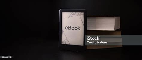 E 리더 디지털 전자 책 어두운 배경에 책이있는 도서관 리더 태블릿 온라인 교육 과정 E 학습 클래스 및 전자 책 디지털 기술 개념 전자책에 대한 스톡 사진 및 기타 이미지