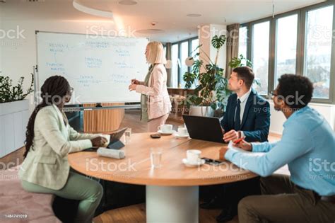 다인종 동료들에게 성장 전략을 제시하는 성공적인 여성 사업가 20 24세에 대한 스톡 사진 및 기타 이미지 20 24세 25 29세 30 34세 Istock
