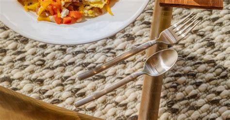 테이블 위에 음식 한 접시와 오렌지 주스 한 잔 사진 Unsplash의 조반 이미지