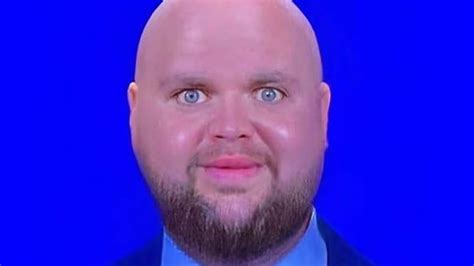 有点好笑~爱尔兰议员当众展示“秃头万斯”表情包，痛批美国签证政策太荒谬，美国海关此前否认该消息凤凰网视频凤凰网