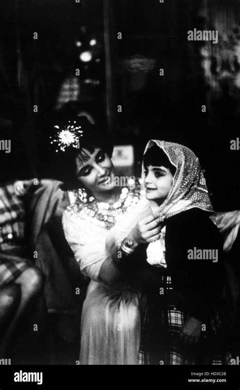 Liza Todd Lg811 1975 Wire Photo Arrive For Premiere Elizabeth Taylor
